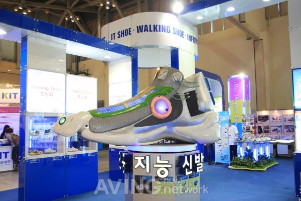 [BISS 2011 현장] 점프코리아, 역경사 구조 기능성 워킹화 '리보프'