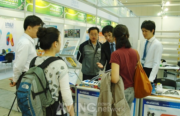 [BISS 2011 현장] 아셈스, 나이키 신발에 쓰이는 친환경 핫멜트 접착필름 공개