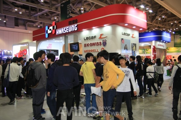 [BISS 2011 현장] 화승 부스, 스텝퍼 게임으로 즐거움 선사