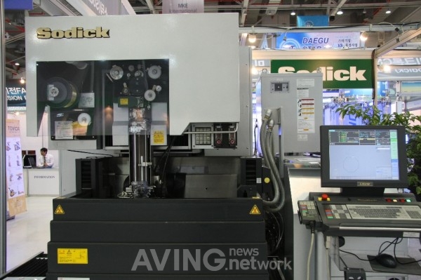 [DAMEX 2011 현장] 미크론CNC, 정밀가공 위한 와이어방전 가공기 'AG400L' 전시