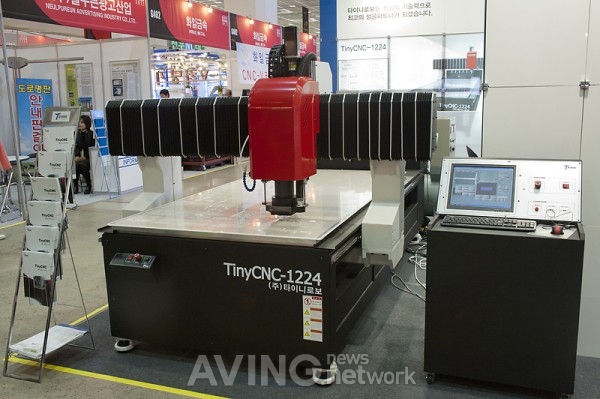 [KOSIGN 2011 현장] 타이니로보, 3차원 가공 가능한 대형 라우터 'TinyCNC-1224'