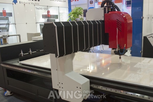 [KOSIGN 2011 현장] 타이니로보, 3차원 가공 가능한 대형 라우터 'TinyCNC-1224'