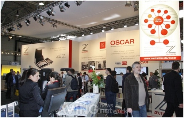 [CeBIT 2012 현장] Zeutschel, 디지털 기록문서 스캐너 'OS 12000 시리즈' 전시