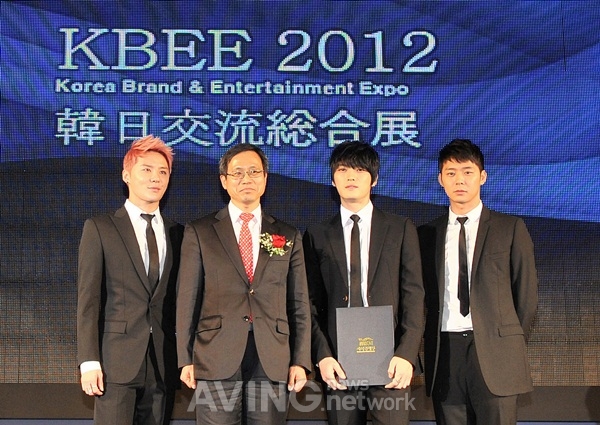 [한일교류종합전 현장] 가수 JYJ와 박효신, KBEE 홍보대사 표창 수상