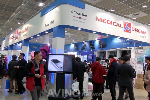 [30th KIMES 2014 영상] 대경산업, 요화학분석기 장착된 헬스케어로봇 안마의자 'MD-180000' 선보여