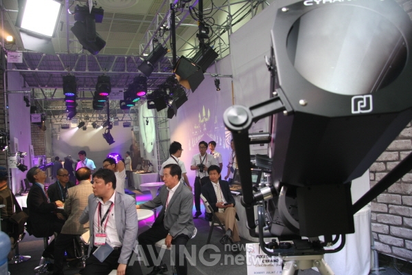 [KOBA 2014] 씨앤씨라이트웨이, 다이내믹한 연출 돕는 무대조명 대거 선봬