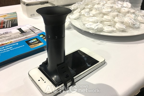 [CES 2017] 스마트폰으로 스스로 하는 시력 검사 기기 'EyeQue Personal Vision Tracker'
