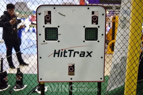 [SPOEX 2017] 타격관리, 스크린야구 게임이 가능한 야구전용시뮬레이터 'HitTrax(히트트랙스)'