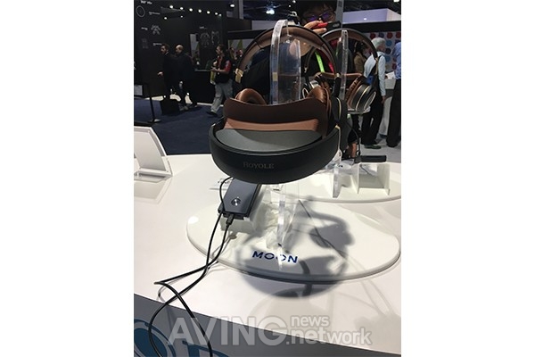 [CES 2018] Royole, 3D 모바일 극장 실현하는 VR기기 'Moon' 선봬