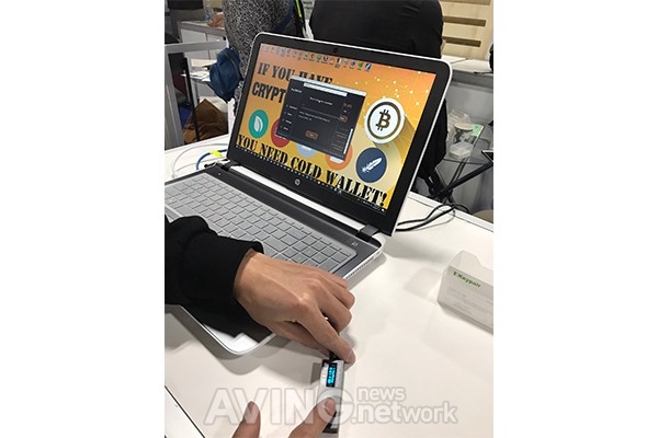 [CES 2018] Keypair, 개인 자산 보호하는 전자 지갑 'KeyWallet Pro' 및 'KeyWallet Touch' 선봬