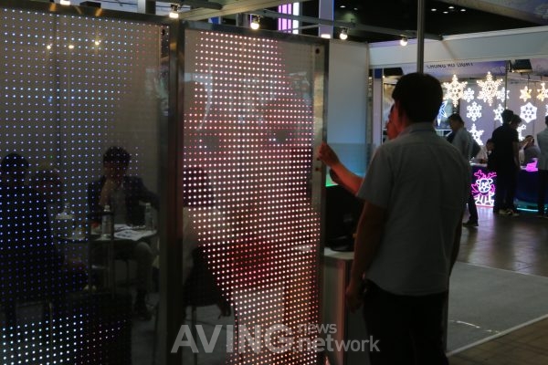 [LED & OLED EXPO 2019 영상] 솔루팜, 풀컬러 구현한 자유변형 필름 디스플레이 '투명 LED Film Display' 선봬