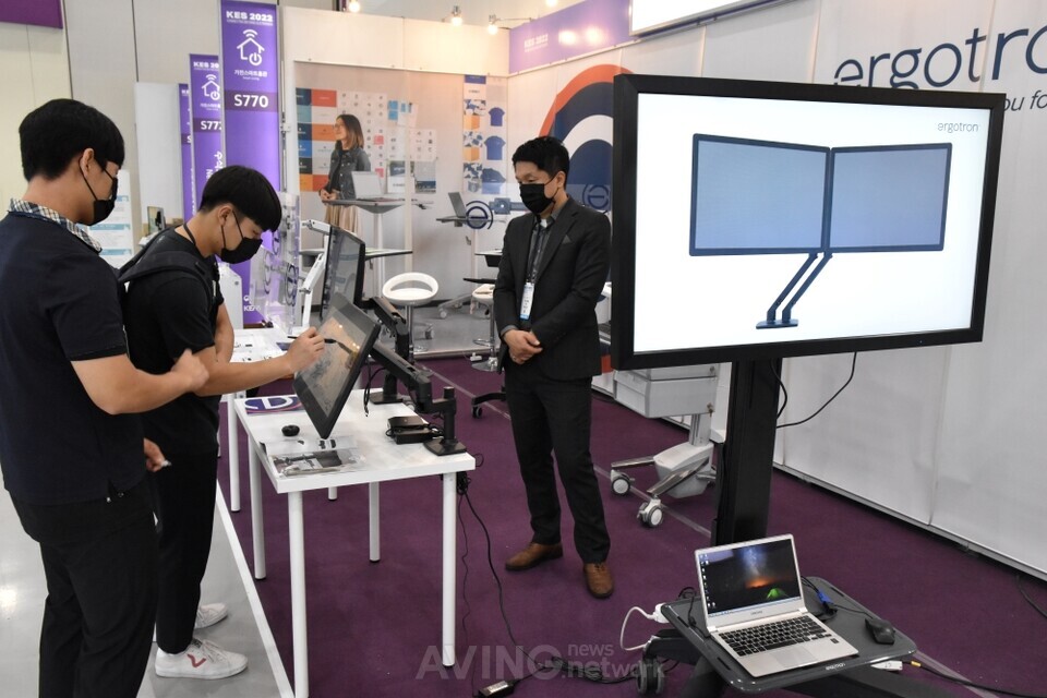 어고트론, KES 2022서 인체공학적 설계 모니터암 선보여... “좌우상하 모니터 높이 조절 가능해”