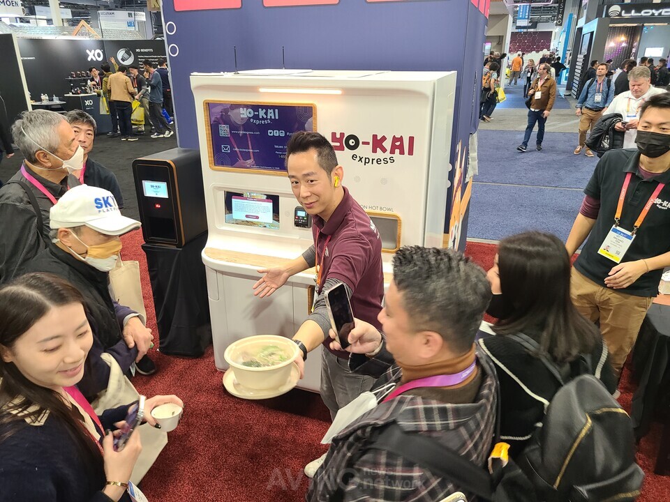[CES 푸드테크] 요카이 익스프레스(Yo-Kai Express), CES2023서 무선주파수인식 활용한 주문형 라면용 조리기 ‘YKE 데스크톱’ 공개!