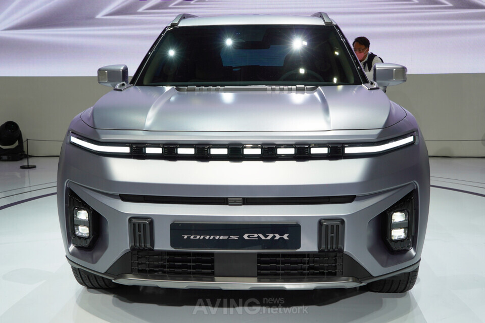 [현장 뉴스] KG 모빌리티 야심과 비전 담긴 ‘토레스 EVX’, 어디서도 본 적 없는 압도적 비주얼과 파워로 2023서울모빌리티쇼 최고의 전기차 등극!