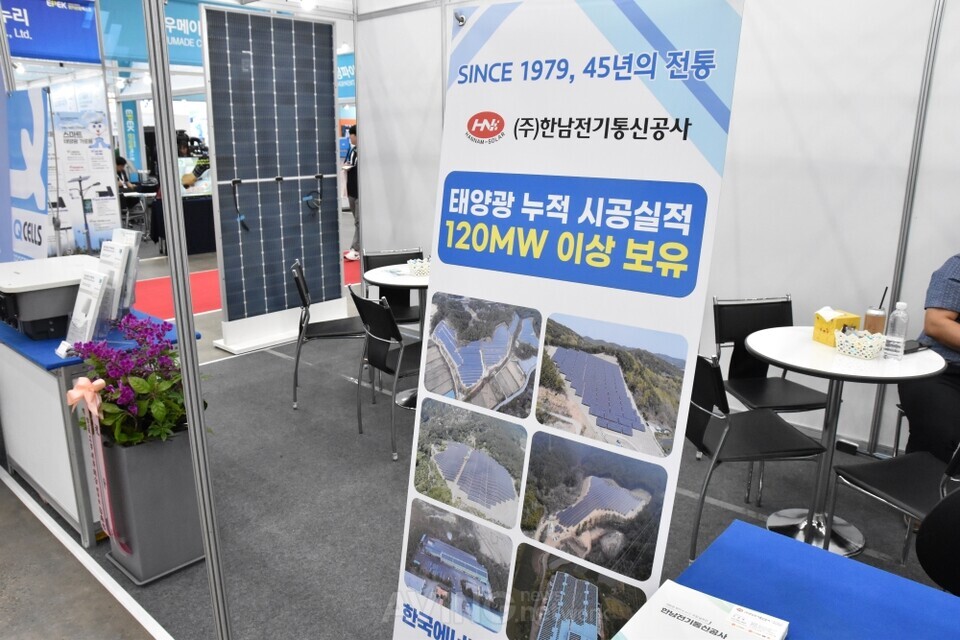 한남전기통신공사 2023 대한민국 전기산업엑스포서 한화큐셀 모듈 및 인버터 공개 “높은 출력으로 발전비용 절감 ”
