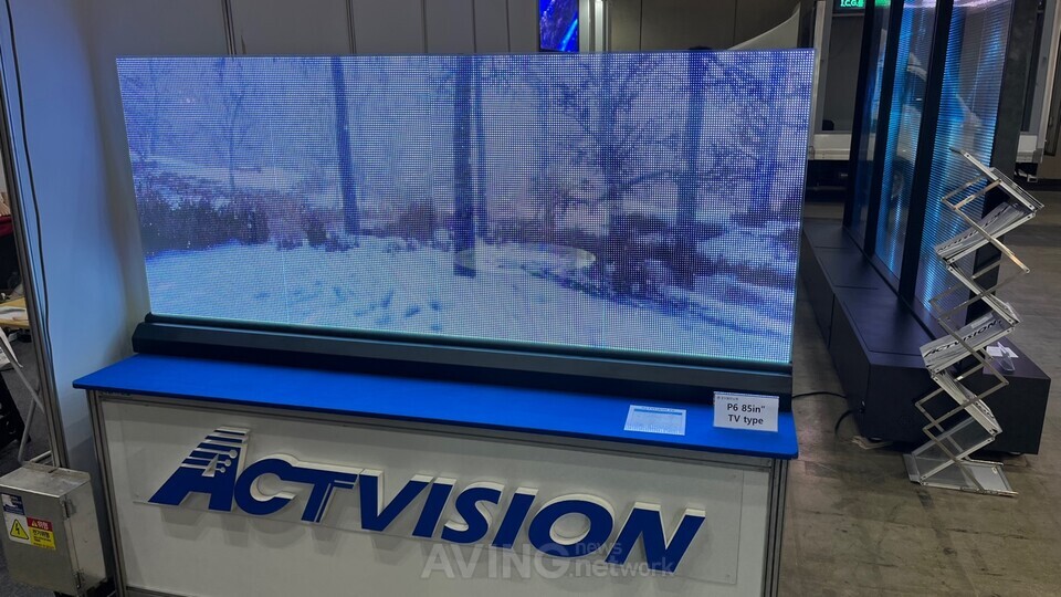 EV첨단소재, 2023 국제광융합 O2O 엑스포서 LED디지털 사이니지 'Activision' 선보여... "투명한 필름타입으로 다양한 공간에 부착 가능해"