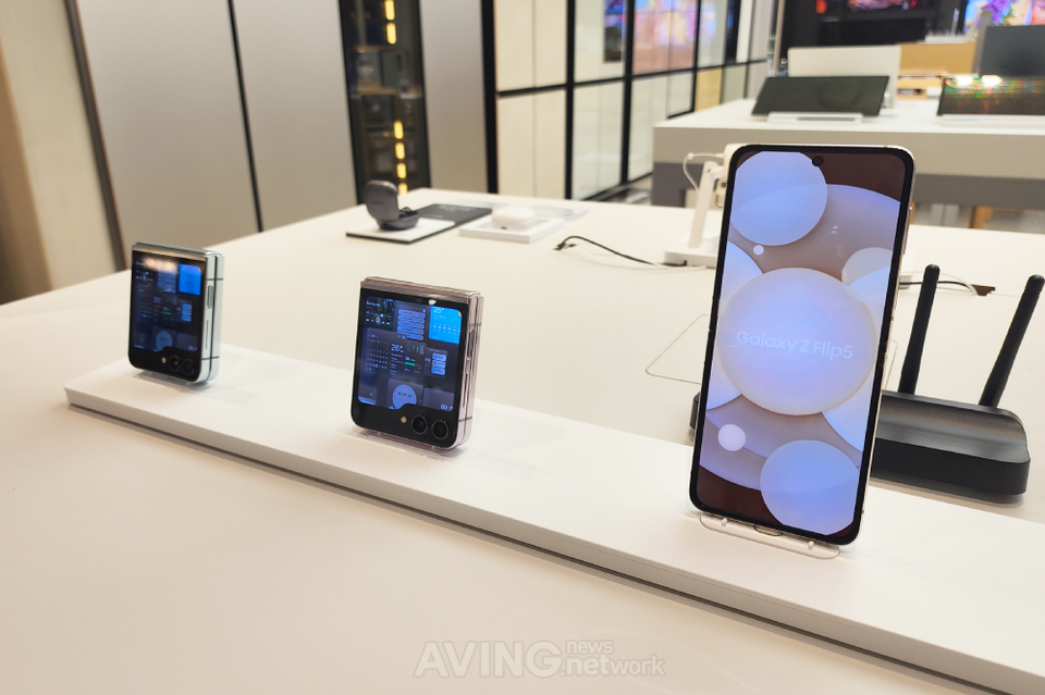 삼성 갤럭시 'Z 플립·폴드 5', 경기 침체 뚫고 사전판매 100만 대 돌파... 역대 폴더블폰 신기록 달성!