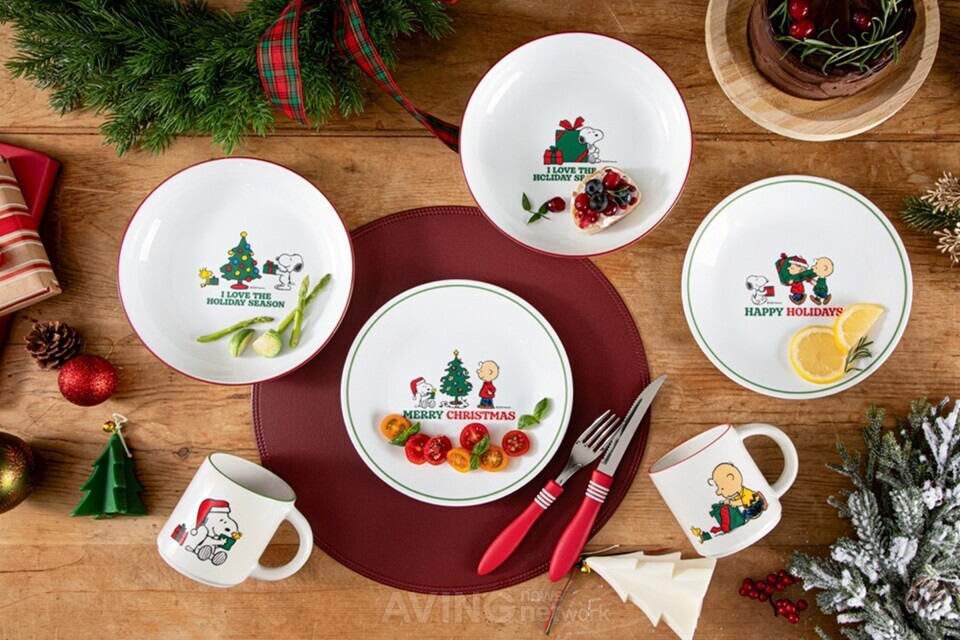 코렐-피너츠, ‘스누피 크리스마스 에디션’ 출시… 디너웨어 4종 & 머그컵 2종 선보여!