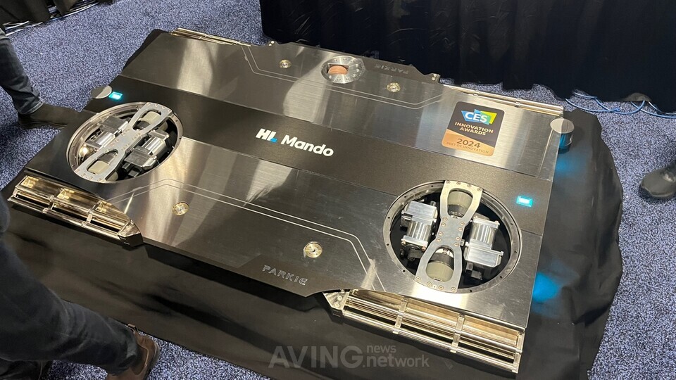 HL만도, CES 2024 ‘언베일드’서 완전자율주행 시스템 탑재된 첨단 주차로봇 ‘파키’ 알려… "9cm 높이로 슈퍼카도 거뜬히 파킹"