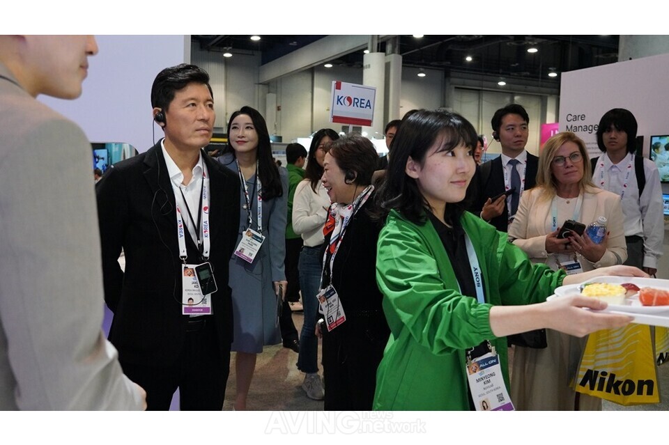 [포토 뉴스] 푸드테크 스타트업 누비랩, CES 2024 참석한 국회 산중위에 신규 AI 푸드 스캐너 시연 - Kollo