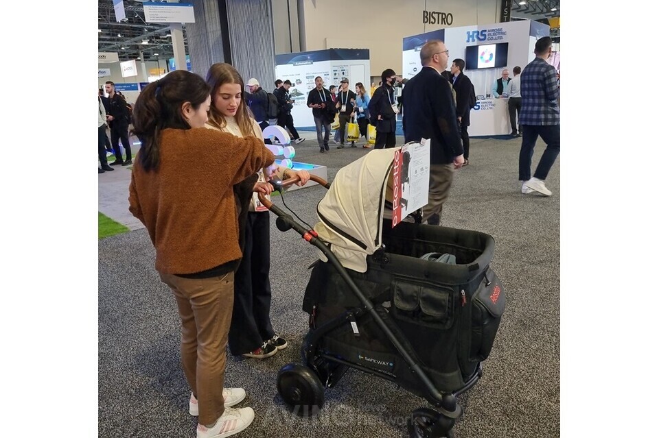 세이프웨이, CES 2024서 모빌리티 플랫폼 이용한 전동 유모차 소개해... “힘들지 않고 힘쓰지 않는 육아 도와” - Kollo
