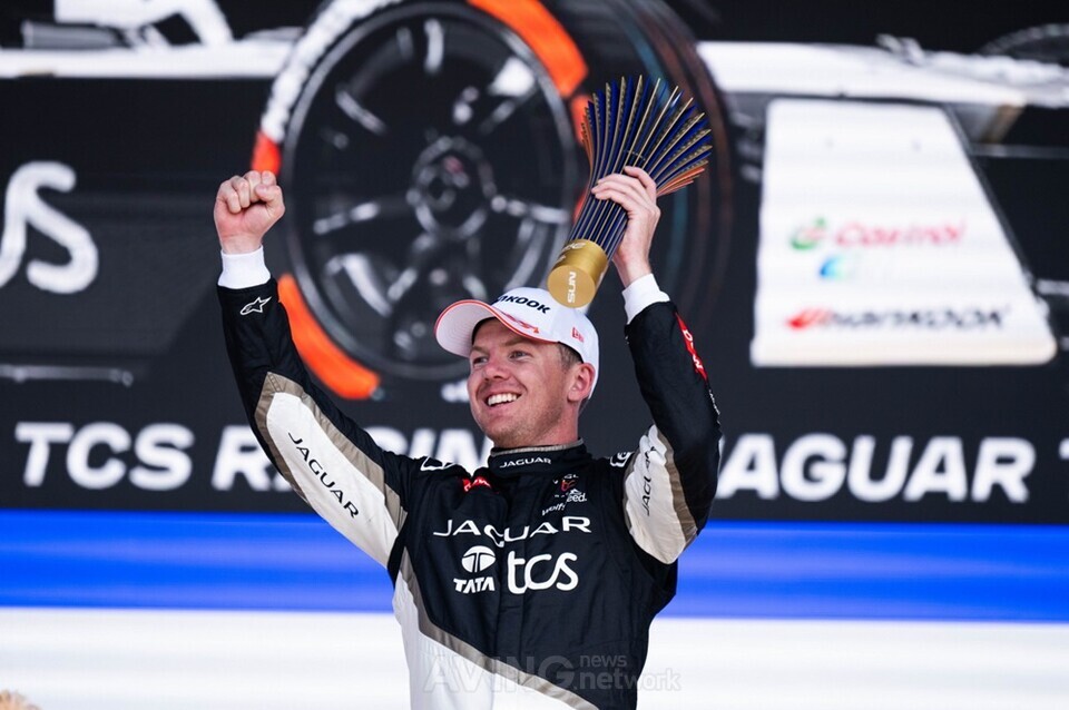재규어 TCS 레이싱, 獨 베를린 E-프리서 우승·더블 포인트 기록하며 순항... 닉 캐시디 드라이버 순위 1위 탈환