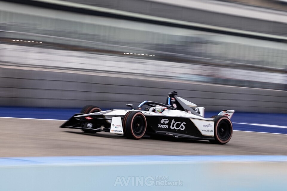 재규어 TCS 레이싱, 獨 베를린 E-프리서 우승·더블 포인트 기록하며 순항... 닉 캐시디 드라이버 순위 1위 탈환