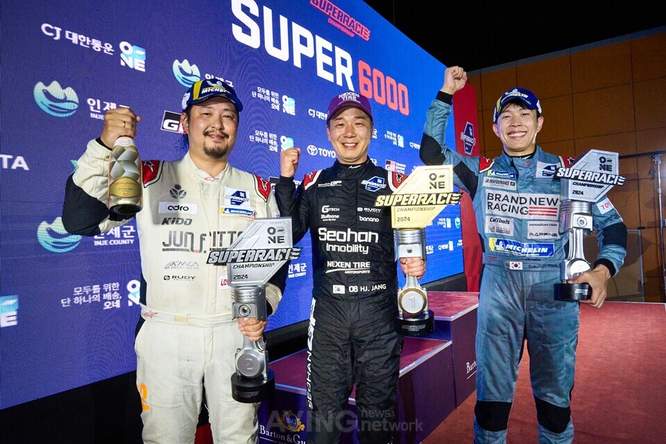 젖은 노면에서 드라이 타이어 선택한 장현진, '슈퍼레이스 4전' 인제 나이트 레이스서 시즌 3승 달성!