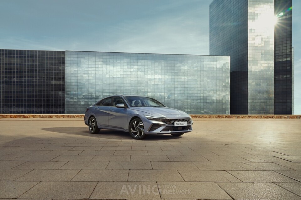 현대자동차, 상품성 강화한 '2025 아반떼' 출시... 신규 색상 ‘미라지 그린’ 도입