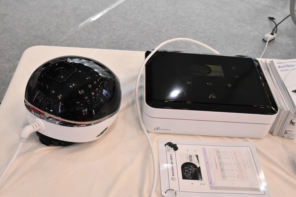 코리아메디텍, KIMES BUSAN 2024서 ‘BrainStim-100’ 소개해... “적용증별 맞춤형 헬멧과 독자적인 냉각 ...