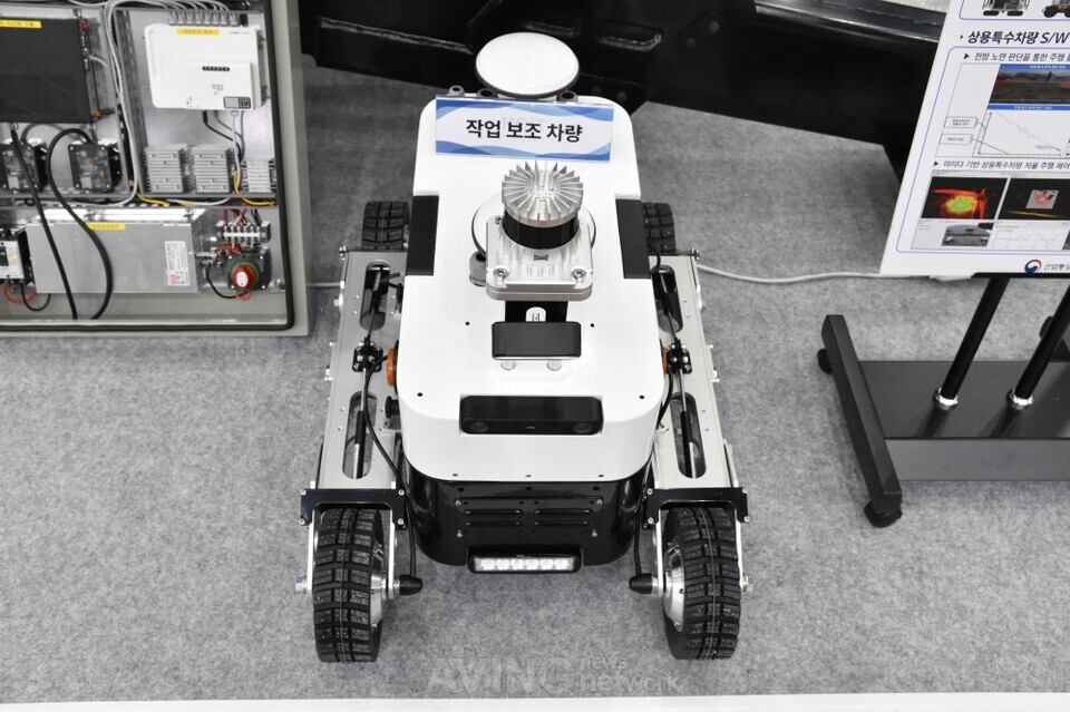 HR E&I, FIX 2024서 ‘텔레스코픽핸들러’ 전기굴착기 선보여... “원격조종 통해 험지 운용 시 안전한 솔루션 제공!”