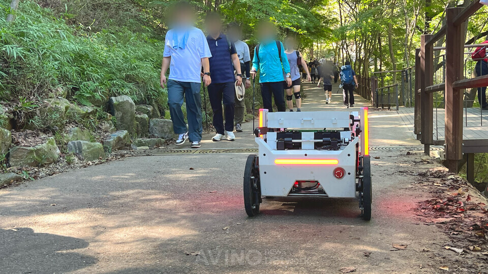 모빌리티의 혁신, '모빈(MOBINN)'의 배달 로봇이 청계산에 떴다!