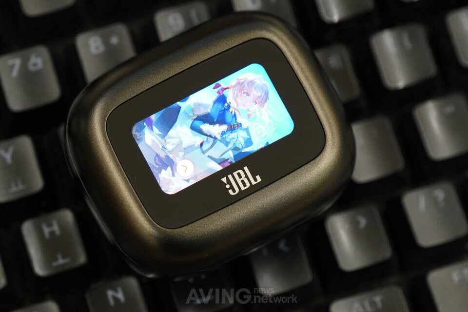 [리뷰] 이어폰 케이스에 화면이 필요해요? 자~ ‘JBL LIVE BEAM 3’ 엉아가 잘 설명해 줄게!