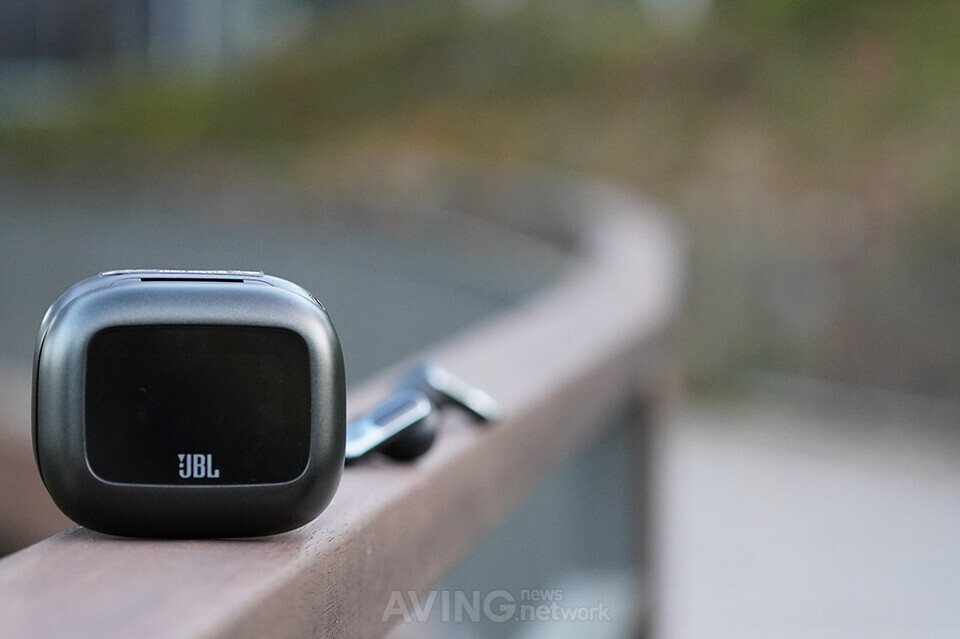 [리뷰] 이어폰 케이스에 화면이 필요해요? 자~ ‘JBL LIVE BEAM 3’ 엉아가 잘 설명해 줄게!