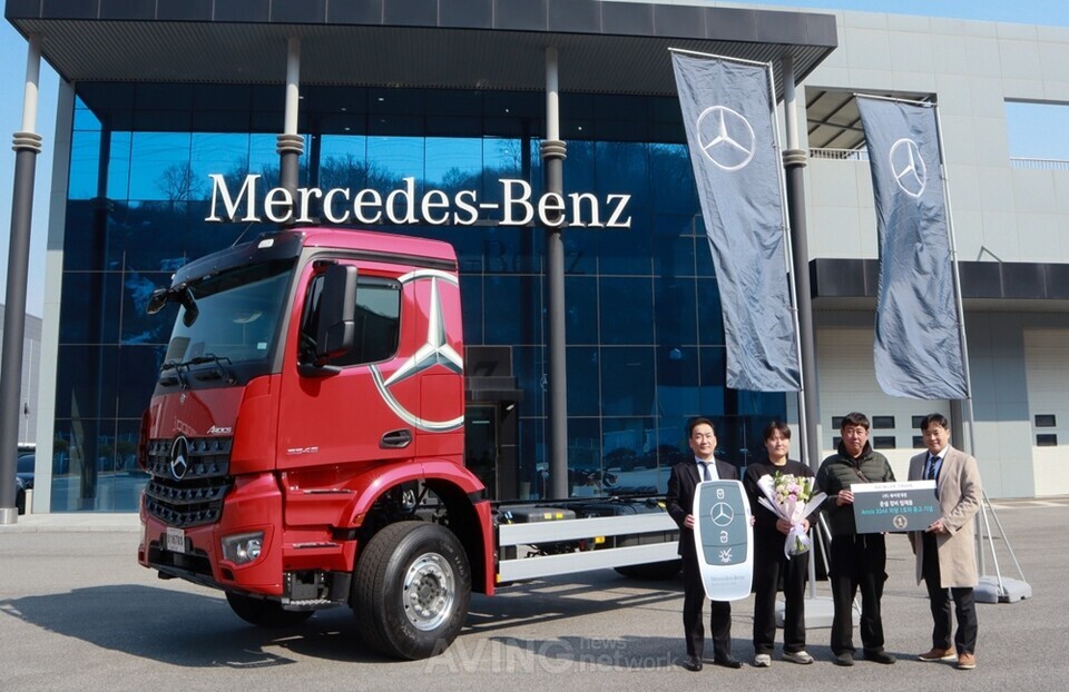 다임러 트럭 코리아, ‘아록스 3346’ 국내 첫 고객 인도... 준설 작업 환경 맞춤형 특장 설계 및 기능 탑재