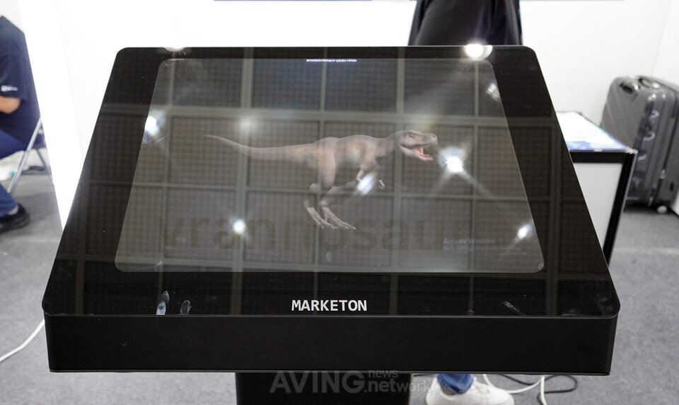 “콘텐츠는 진화했는데, 디스플레이는 제자리?”… 마케톤, ‘허공 터치’ 홀로그램으로 월드IT쇼 주목