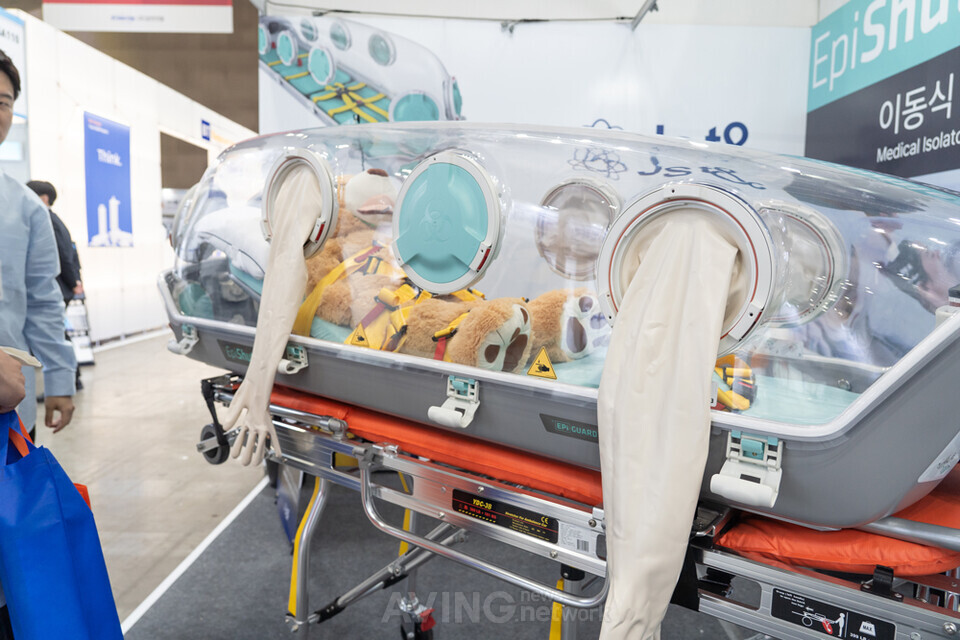 제이에스티엔씨, COPHEX 2025서 佛 ‘피어칸(Piercan)’ 글러브 선보여... “韓 제약바이오 산업 파트너로 자리매김할 것”