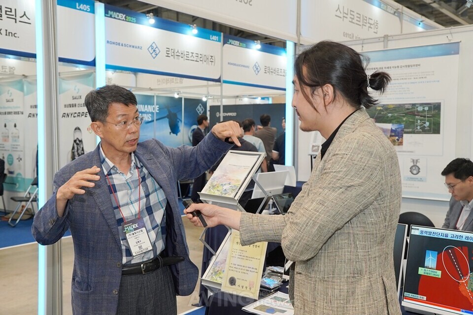 솔빛시스템, MADEX 2025서 전파분석 기술력 및 디지털트윈 기반 대드론 계획 솔루션 알려... “국방 분야서 확보한 기술력으로 인명 구조까지!”