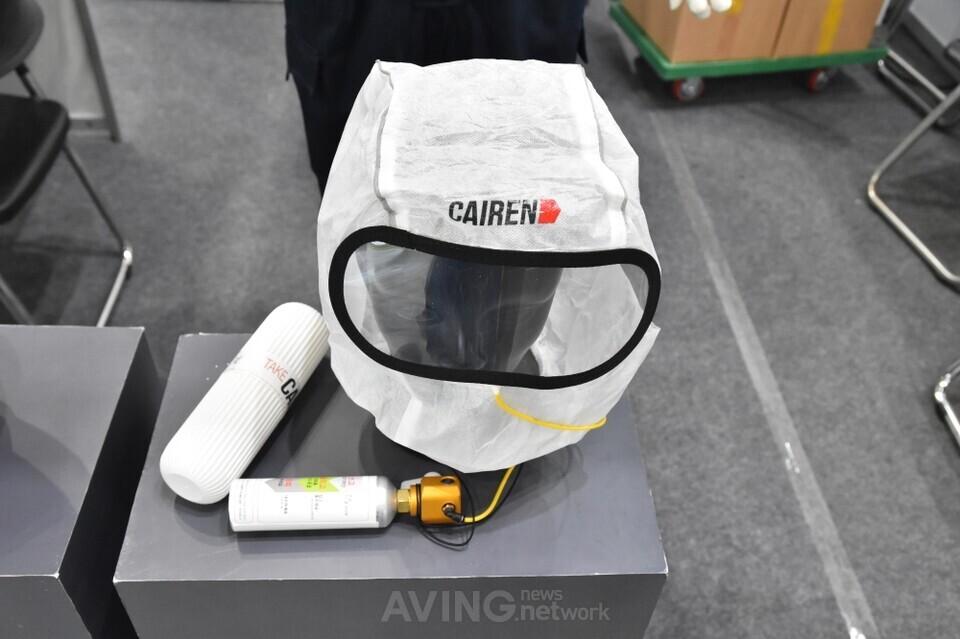 우리웰, 2025 한국건설·안전박람회서 휴대용 산소마스크 'CAIREN' 소개해... “초소형·초경량으로 작업 중에도 휴대 가능해”
