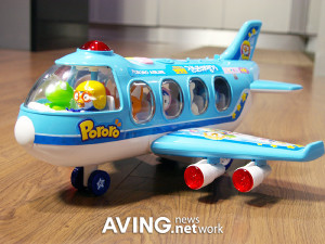 뽀로로 친구들을 태운 코니실업의 점보비행기