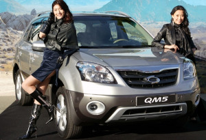 르노삼성의 크로스오버 차량 'QM5'를 홍보하는 에이빙걸