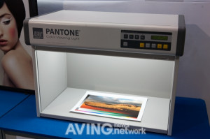 [P&I 2011 현장] JUST, 색상 교정용 조명장치 'PANTONE Color Viewing Light' 소개