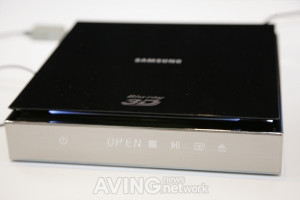 [WIS 2011] 삼성전자, 위로 열리는 정사각형 3D 블루레이 플레이어 'BD-D7000' 선보여