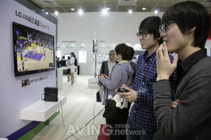 [WIS 2011] LG전자, 3D로 즐기는 'NBA2K 11' 게이밍!